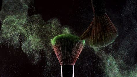 두 개의 부드러운 화장품 브러쉬는 밝은 아이 섀도우와 파우더에서 착색 된 연기 구름을 방출하고 녹색에 대한 스톡 사진 및 기타 이미지 Istock