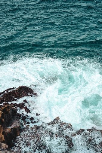 바위가 많은 해변에 바다의 부서지는 파도가 특징인 바다 풍경 0명에 대한 스톡 사진 및 기타 이미지 0명 경관 마리나 Istock