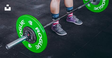 회색과 녹색 바벨 앞에 서 있는 사람 사진 Unsplash의 무료 적합성 이미지