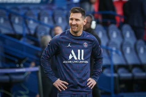 لیونل مسی با لباس پاری سن ژرمن در کنار زمین فوتبال 1664041