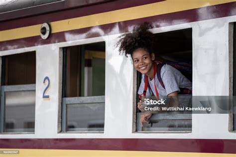 기차에서 머리를 내밀고 있는 젊은 아시아 여행 행복한 웃는 여자 여자 소녀가 기차를 타고 여행하는 기차 창문 밖을 내다본다 관광에 대한 스톡 사진 및 기타 이미지 Istock