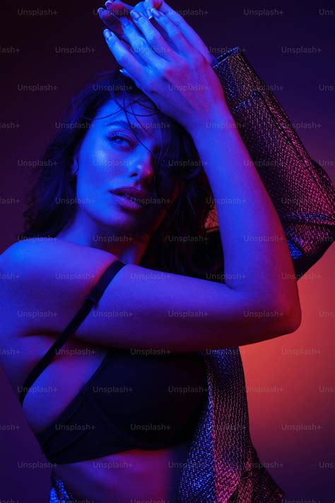 컬러 네온 불빛 초상화의 패션 소녀 모델 나이트 클럽에서 밝고 생생한 분홍색과 보라색 자외선으로 춤을 추는 아름다운 섹시한 여성의 스튜디오 샷 사진 Unsplash의