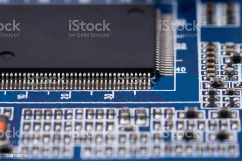 파란색 인쇄 회로 기판에 검은 색 마이크로 칩 추상 기술 검은 배경입니다 Cpu에 대한 스톡 사진 및 기타 이미지 Cpu 개념 검은색 Istock
