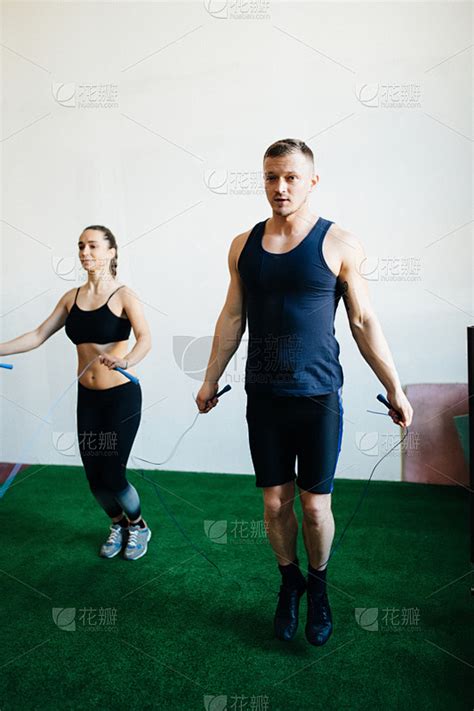 健身房 两个人 垂直画幅 美人 努力 决心 白人 运动员 仅成年人 身体活动