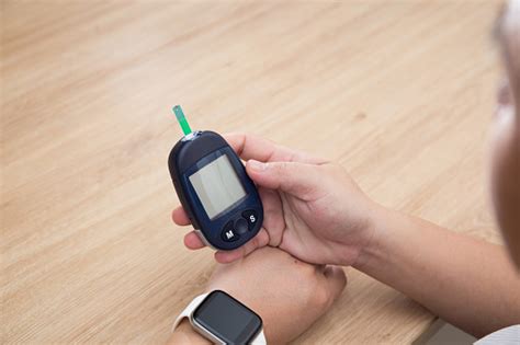 의학 당뇨병 혈당 건강 관리 및 사람들 개념으로 사용하여 포도당 측정기로 혈당 수치를 확인하는 여성의 손을 닫습니다 35 39세에 대한 스톡 사진 및 기타 이미지 Istock