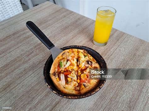 버섯 양파 옥수수 빨강 및 녹색 고추 모짜렐라 치즈를 곁들인 맛있는 채소 정원 피자 하이볼 유리에 신선한 오렌지 주스 얼음 음식과 음료 메뉴 0명에 대한 스톡 사진 및 기타