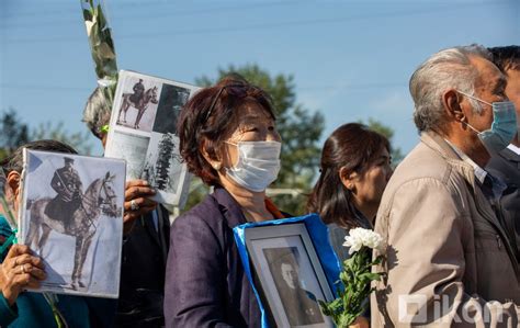 ФОТО Хэлмэгдэгсдийн хөшөөнд цэцэг өргөж хүндэтгэл үзүүллээ