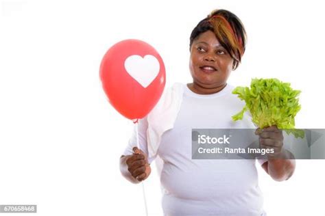 행복 플러스 크기 검은 아프리카 여자 웃 고 양상추와 심장 표시와 함께 빨간 풍선 들고 생각의 스튜디오 촬영 30 39세에 대한 스톡 사진 및 기타 이미지 Istock