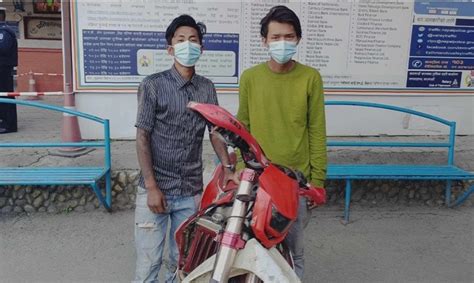 मोटरसाइकल चोरी गर्ने दुई जनालाई ट्राफिक प्रहरीले पक्राउ News24galaxy