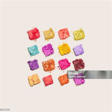 다채로운 아이 섀도우 메이크업 팔레트 세트 컬러 견본 파우더 눈 화장품 질감 제품의 창의적인 패턴 미적 최소한의 아름다움 브랜딩 상품 개념 여자 화장품 플랫 레이 그늘에