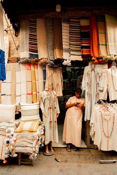 직물과 의류를 판매하는 전통 시장 노점 · 무료 스톡 사진