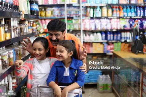 슈퍼마켓에서 식료품을 사는 행복한 인도 가족은 선반 앞에 서서 행복한 순간을 보내고 있다 쇼핑 마트에서 함께 놀고 있습니다 10 11세에 대한 스톡 사진 및 기타 이미지