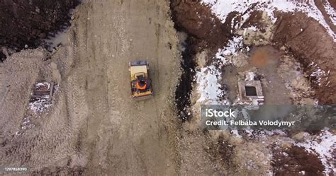 물체를 시공하기 전에 토양 준비 기초를 붓기 전에 프레스 토양에 특수 장비 롤러의 바닥에 충돌 무인 항공기에 의해 위에서 촬영 Earthworks 건물 외관에 대한 스톡