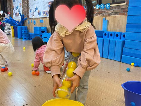 유아체육 볼풀공 놀이 1 던지기 갯수 색깔 등 2 청소하기 집게 등₩ 3 분리수거하기 청소기 볼풀공으로 여러 놀이가 가능하지만 신체활동으로 지구환경을 생각해보며 진행