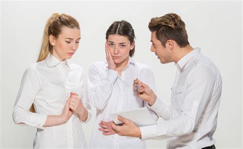 흰색 배경에 흰색 셔츠를 입은 젊은 사업가 팀이 고립되었습니다 두 명의 소녀와 남자로 구성된 팀은 행복하고 이기고 계획하고 논쟁하고 토론하고 화나게하고 무언가를 이깁니다 흰