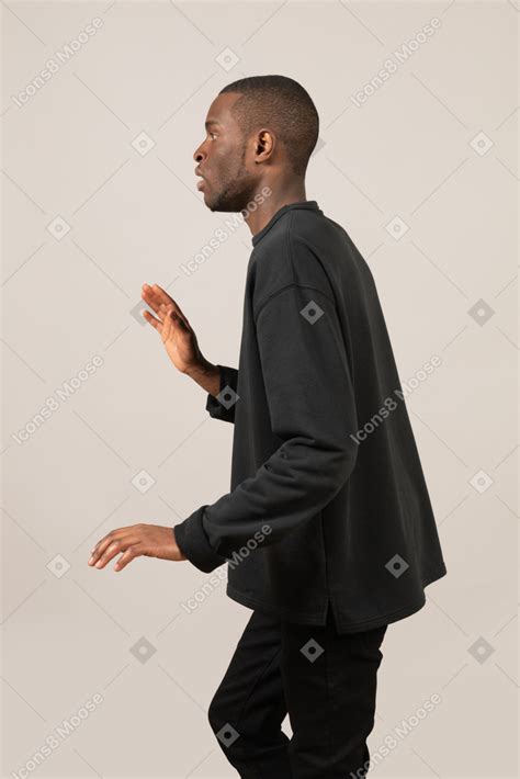 손을 들고 서 있는 충격을 받은 남자의 모습 사진