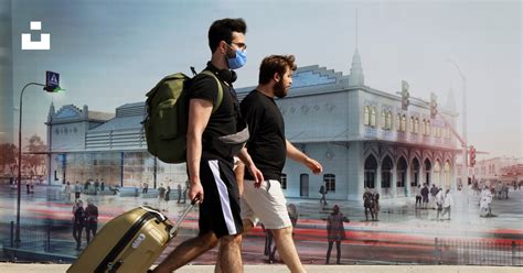 검은 티셔츠와 흰색 반바지를 입은 남자가 갈색 수하물 가방을 들고 거리를 걷고 있다 사진 Unsplash의 무료 배경 이미지