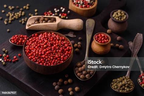 구성 개념 그릇과 숟가락에 여러 종류의 다양한 색상의 딸기로 구성 개체 그룹에 대한 스톡 사진 및 기타 이미지 개체 그룹 건조한 검은색 Istock