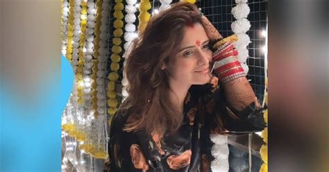 आरती सिंह ने दिखाई ससुराल की झलक पति दीपक के हाथों में हाथ थामे शेयर