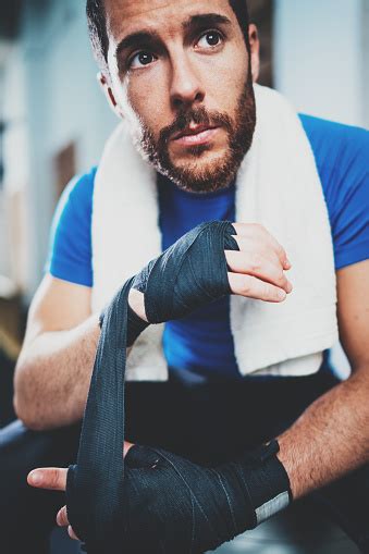 젊은 선수 흑인 권투 붕대 매 집중 복 서 남자 킥복싱 체육관에서 훈련 하기 전에 Prepairing입니다 흐리게 배경입니다