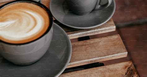 나무 테이블 위에 커피 두 잔이 놓여 있다 사진 Unsplash의 에스프레소 이미지