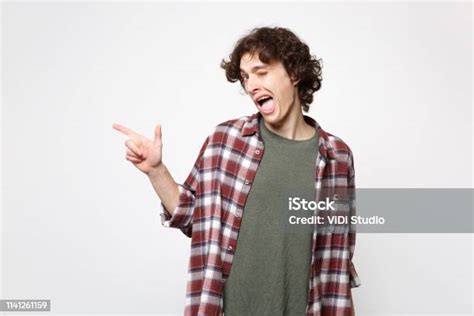 웃 긴 재미 있는 젊은 남자의 초상화는 스튜디오에서 흰색 배경에 고립 된 카메라 포인팅 인덱스 손가락을 찾고 캐주얼 사람들은 진심으로 감정 라이프 스타일 개념입니다 복사