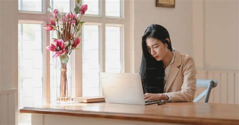 현대 사무실에서 태블릿으로 프로젝트를 진행하는 젊은 전문 사업가의 초상화 사진 Unsplash의 사무실 이미지