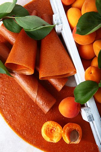 살구 파스티유는 튜브 또는 콘으로 압연됩니다 흰색 나무 상자에 살구 천연 및 식이 제품 저칼로리 음식 이나 간식 세로 사진 건강한 식생활에 대한 스톡 사진 및 기타 이미지