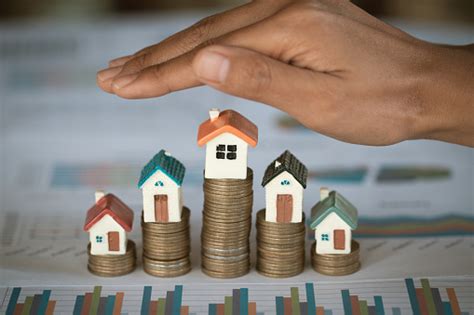 손 보호 돈을 모기지 신용 재산 관리의 개념의 성장으로 스택 맨 위에 집 모델 투자 및 위험 관리입니다 가리기에 대한 스톡 사진 및 기타 이미지 Istock