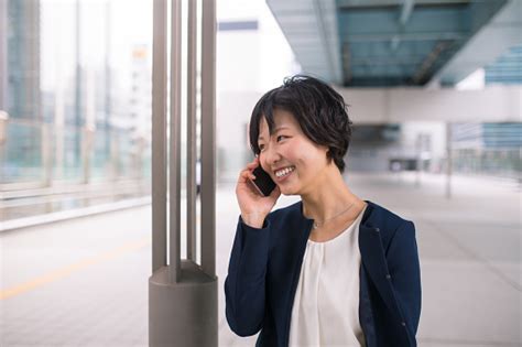도시에 스마트 전화를 통해 얘기 행복 젊은 비즈니스 우먼 여자에 대한 스톡 사진 및 기타 이미지 여자 일본 민족 미소 Istock