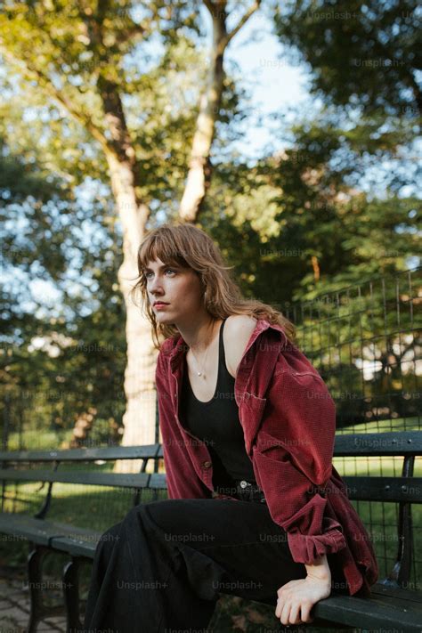 공원의 벤치에 앉아 있는 여자 사진 Unsplash의 슬픈 이미지