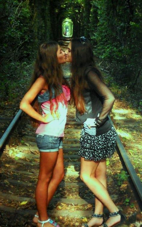 Две девушки целуются Фото девушек в колготках мини юбках и купальниках стильные образы и