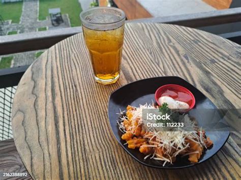 Yummy Patata Bolognese는 볼로네제 소스와 치즈를 곁들인 크링클 컷입니다 유리에 얼린 신선한 차 음식과 음료 메뉴 0명에 대한 스톡 사진 및 기타 이미지