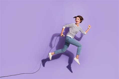 보라색 색상 밝은 배경을 통해 고립 된 점프 무대에서 서둘러 마이크를 들고 쾌활한 황홀 한 여자의 전체 길이 바디 사진 갈색 머리에 대한 스톡 사진 및 기타 이미지 Istock