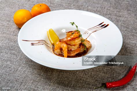 데리야끼 소스를 곁들인 튀긴 호랑이 새우 꼬리 레몬과 칠리 페퍼 옆에 있는 회색 캔버스 접시 Ebi Tempura에 대한 스톡 사진 및 기타 이미지 Istock