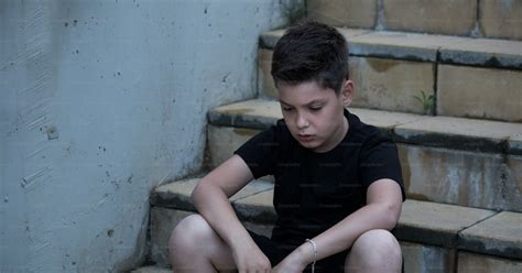 문제에 대해 사려 깊게 보이는 슬픈 십대 소년의 초상화 잠겨있는 십대 우울증 십대 우울증 통증 고통 사진 Unsplash의 사회적 불안 이미지