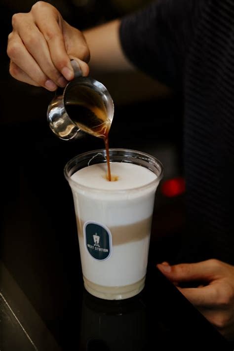 막대기 바리스타 붓는 손 손 인간의 손 수직 쐈어 술을 마시다 잡고 있는 카페 카페인 커피 커피 포트 컵에 관한 무료 스톡 사진