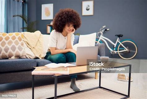 거실에서 공부하는 동안 온라인 비디오를 보는 흑인 여학생과 함께 노트북 교육 및 학습 집에서 여대생과 함께 컴퓨터 공부 및 숙제