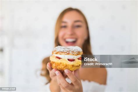 세련된 빵집에서 딸기와 도넛을 먹는 아름다운 젊은 여성 건강에 좋지 않은 음식에 대한 스톡 사진 및 기타 이미지 건강에 좋지 않은 음식 고름 과식 Istock