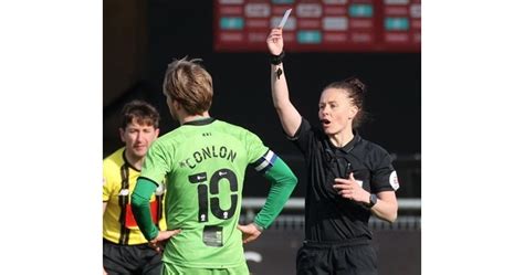 Лесбийки атакуват съдийка