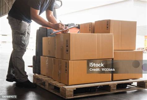 창고 노동자는 자신의 재고 관리화물 상자를 하고 클립 보드를 들고 재고 를 확인합니다 발송 상자 창고 보관 유통 창고에 대한 스톡 사진 및 기타 이미지 Istock