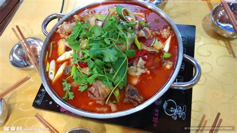 红油猪蹄汤锅摄影图 传统美食 餐饮美食 摄影图库 昵图网