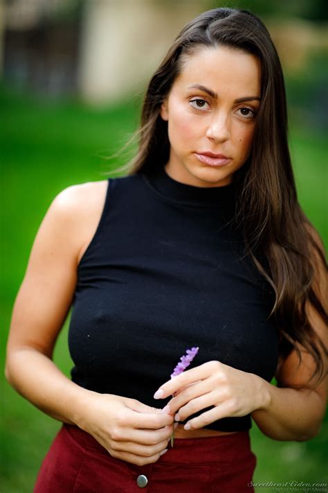 Abigail Mac Enjoys Showing Her Sexy Curvy Figure Photos