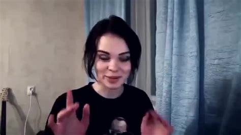 опускает Coub