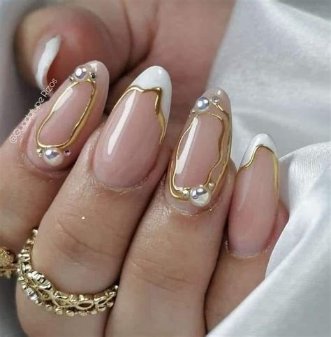 Tsetsegs Мэтгэлцээний хичээл дээр сурагчид маань баг болон хамтран ажилладаг учраас багаар