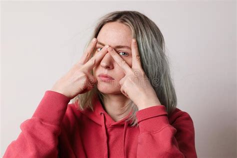 El Cierre De Una Mujer Joven Posa Un Interior Aislado Problemas De Salud Mental Burla Imagen