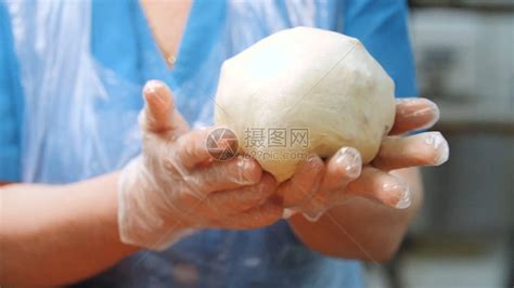 特写镜头的面包师的手在硅胶手套揉面团做一些烘焙食品高清图片下载 正版图片506097846 摄图网