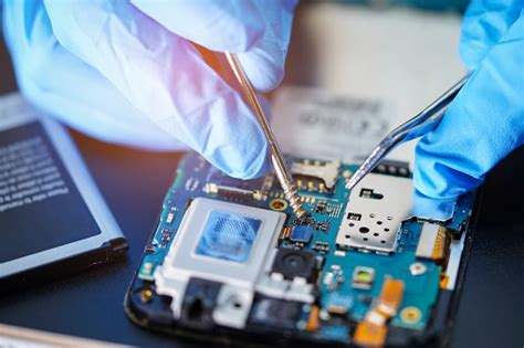 스마트 폰 전자 기술의 마이크로 회로 메인 보드를 수리 기술자 컴퓨터 하드웨어 휴대 전화 업그레이드 청소 개념 Cpu에 대한 스톡 사진 및 기타 이미지 Istock