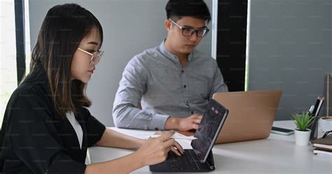 현대 직장에 앉아 있는 동안 컴퓨터 태블릿에서 주식 차트를 분석하는 사업가들 사진 Unsplash의 상인 이미지