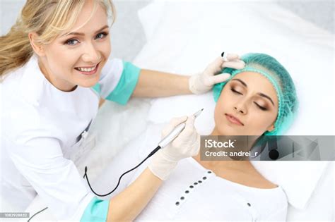 전문 미용사 여자 얼굴에서 눈 썹 문신을 하 고입니다 뷰티 살롱 근접 촬영에서에서 영구이 마 메이크업입니다 미용 치료 건강관리와 의술에 대한 스톡 사진 및 기타 이미지